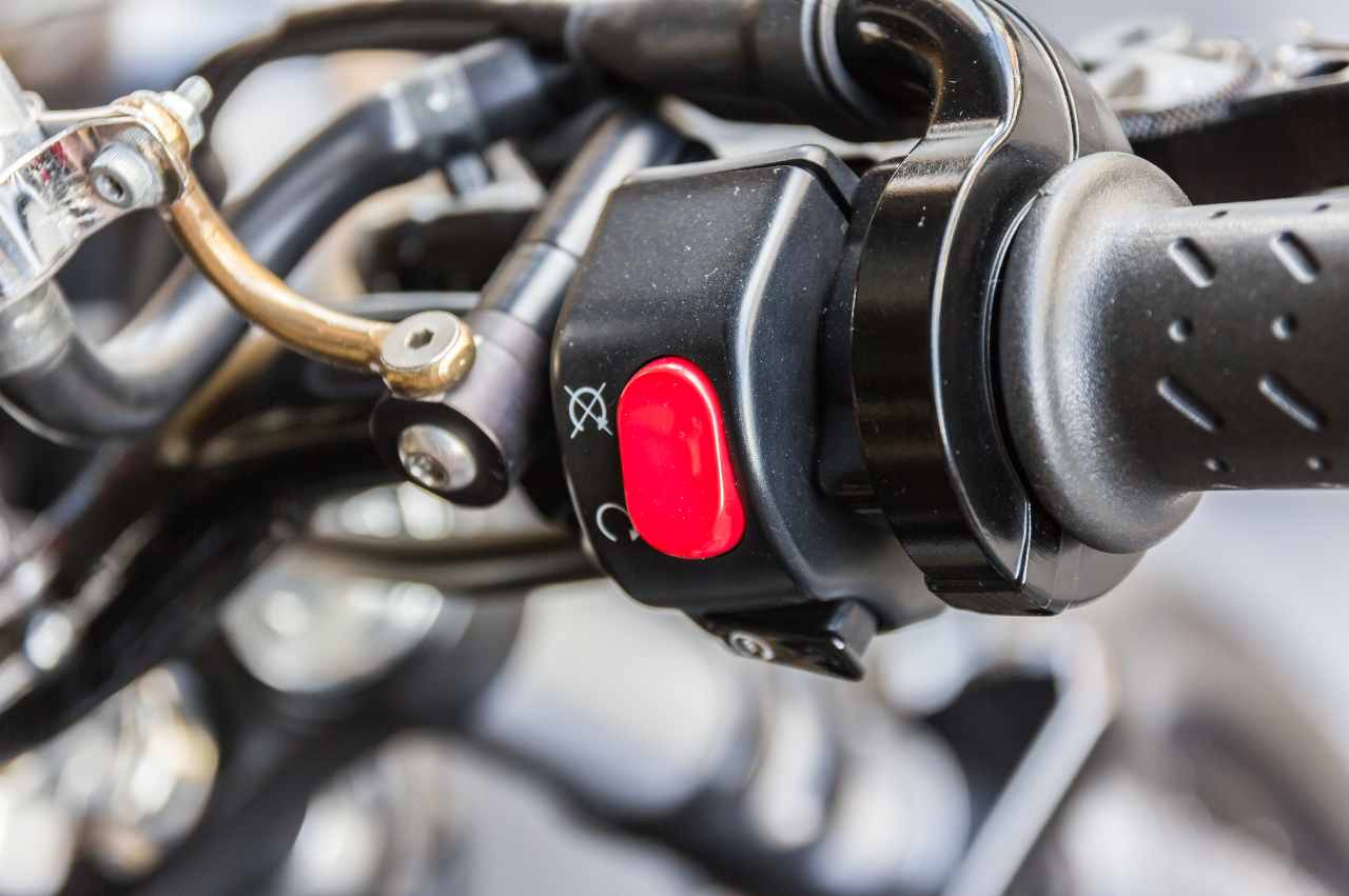 Motorsykkel stopper på tomgang (Årsaker og løsninger!)